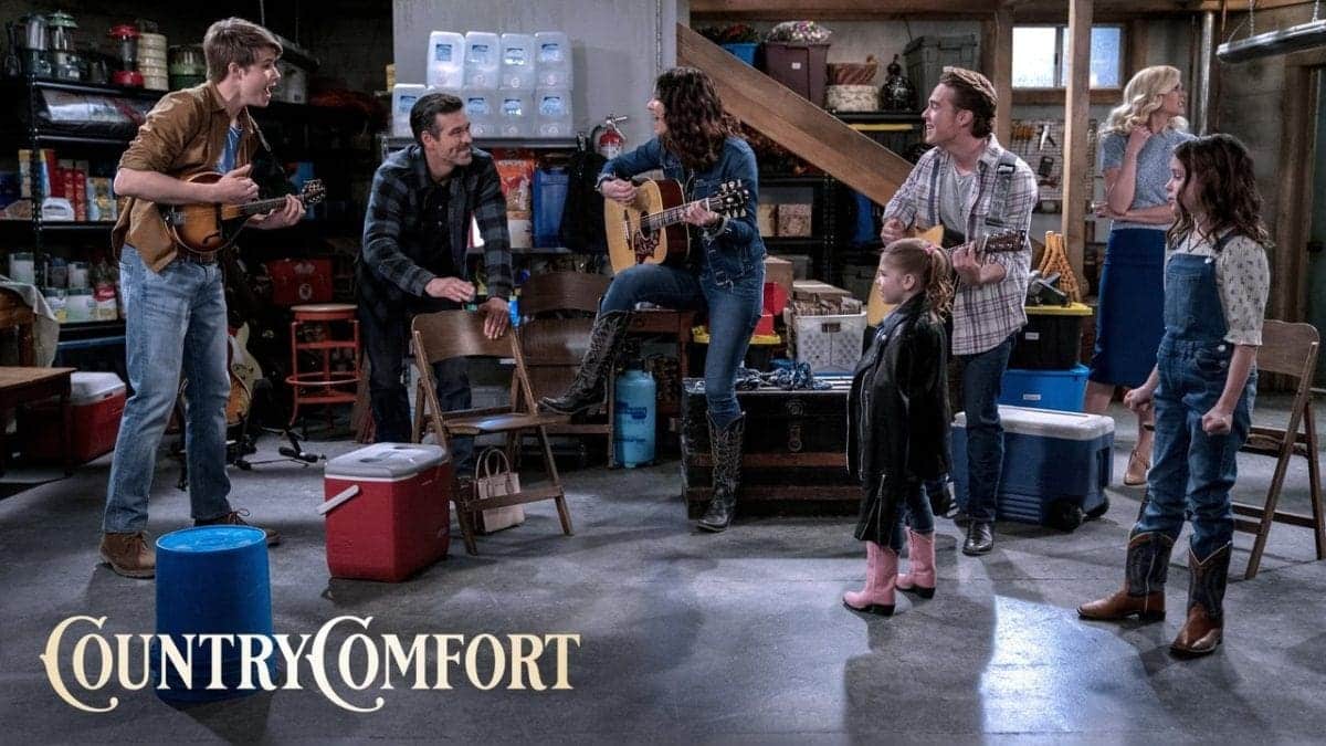 Netflix's Country Comfort Review: A Warm and Comforting Family Sitcom ...