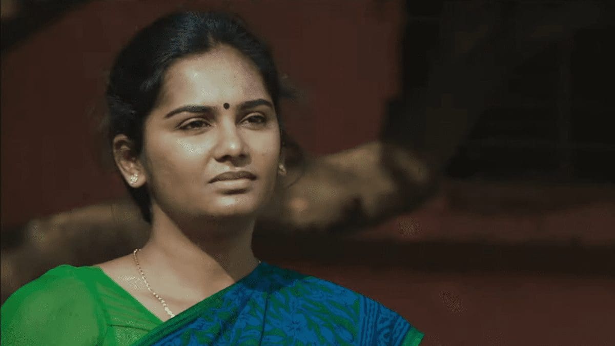 Sivaranjaniyum Innum Sila Pengalum Review: Parvathy-Starrer Features ...