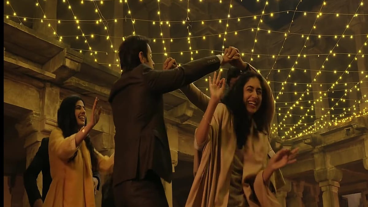 Amazon Prime's Akkad Bakkad Rafu Chakkar Review: An Exciting Heist ...