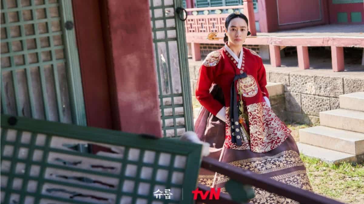 Under the Queen's Umbrella: New Stills Reveal Kim Hye-soo's Breakdown ...