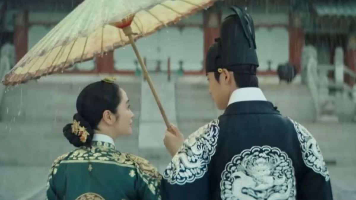 Under the Queen's Umbrella Ending Explained: Does Hwa-ryeong Resolve ...
