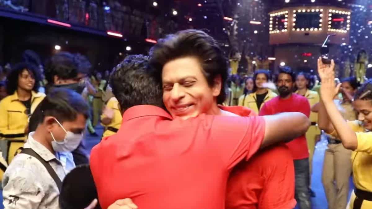 Jawan's Zinda Banda Song BTS: Shah Rukh Khan and Atlee Twin in Red as ...