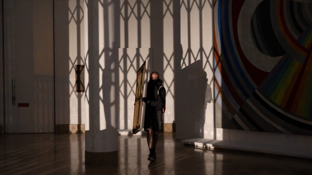 Vjeran Tomic The Spider-Man of Paris Review: The Artful Heist ...