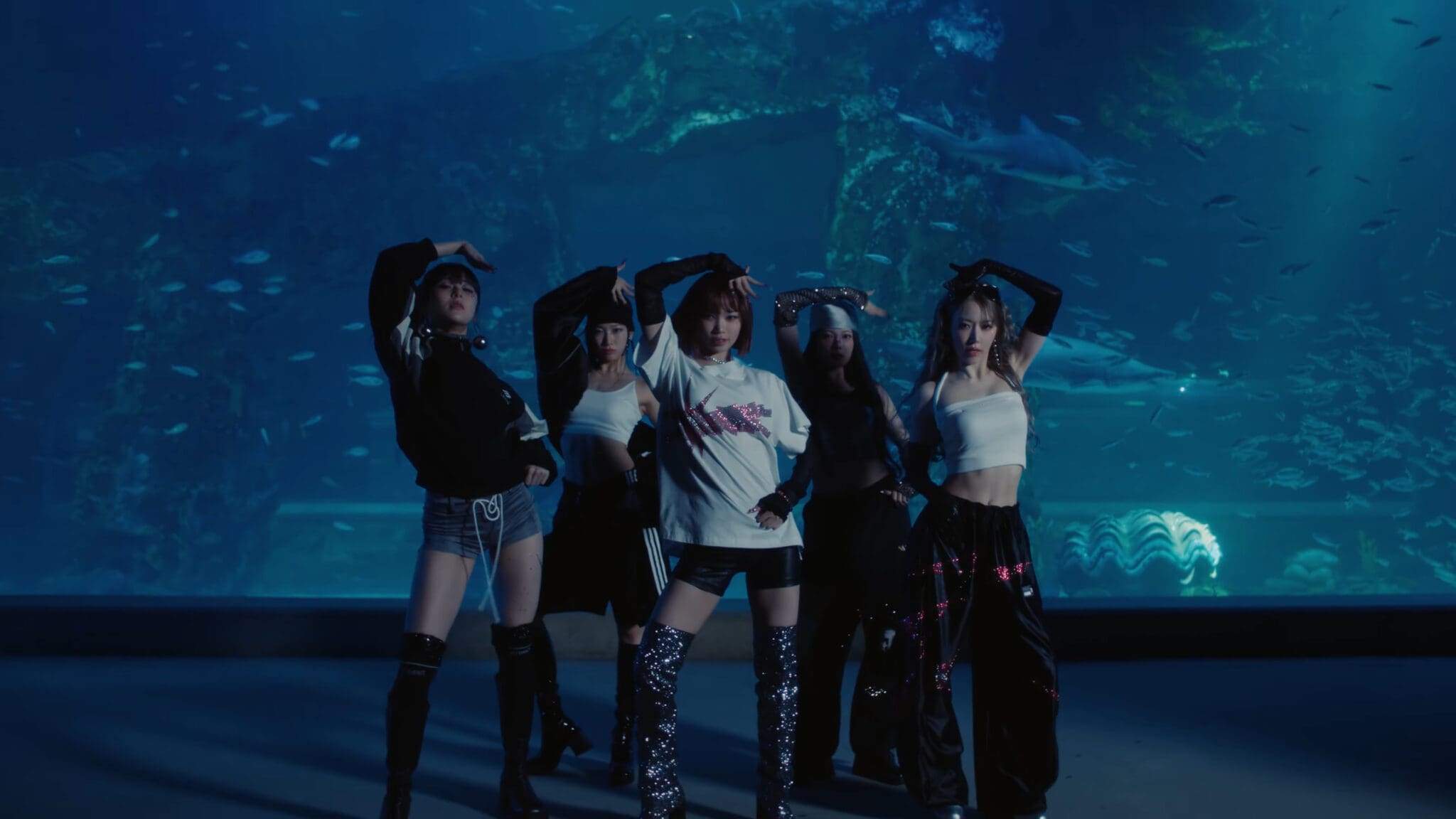 LE SSERAFIM CRAZY MV Review: Daring Mix of EDM, Punchy Beats and ...